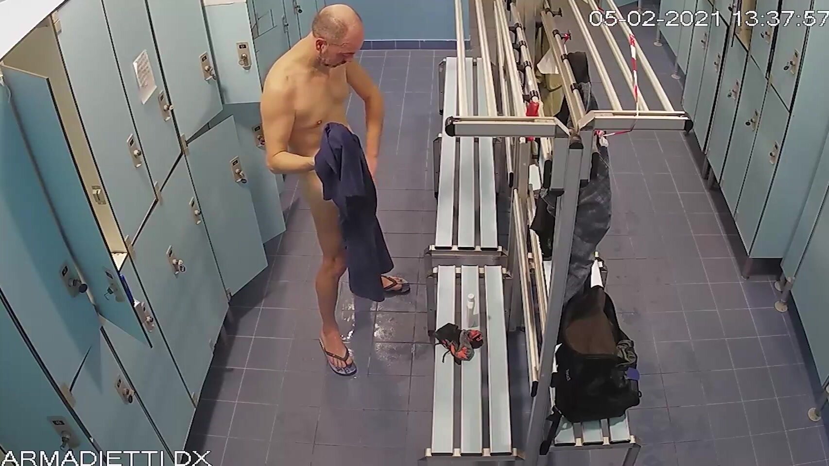 Spy Italian Dad Jerking In The Locker Room On Ipcam 中文