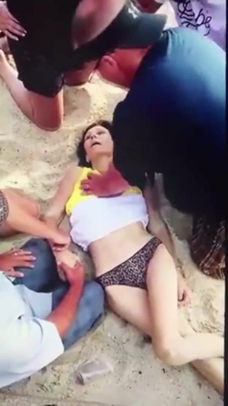 Cpr Woman At The Beach 日本語で