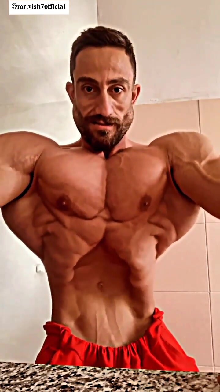 V Taper Bodybuilder In Extreme Vacuum Pose 日本語で