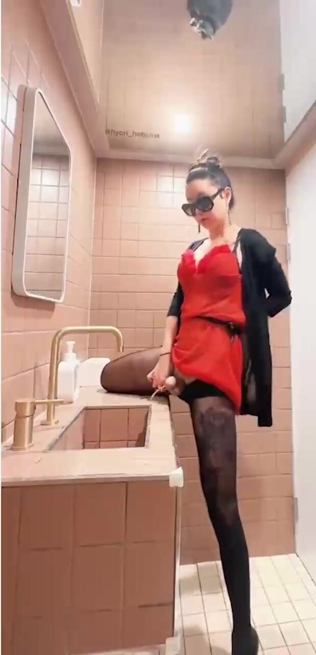 Asian Ts Sink Pee