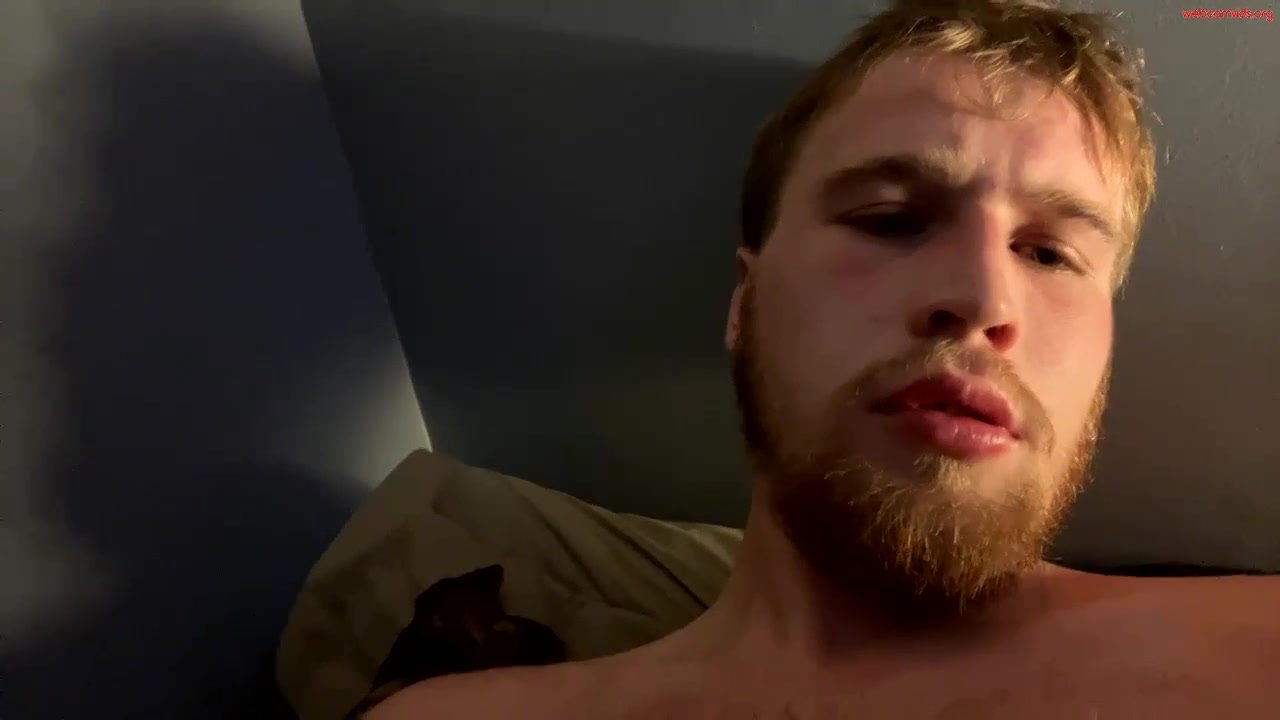 Hairy Blonde Guy Cums 日本語で
