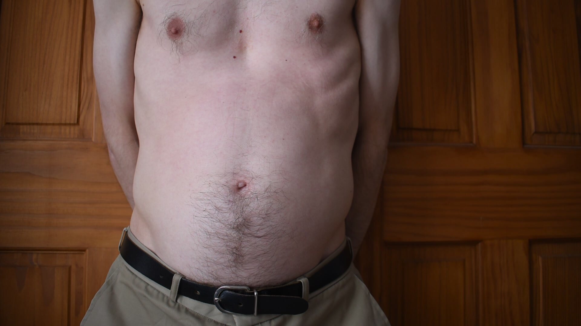 Shirtless Rippling Belly With Belly Button Showing 日本語で