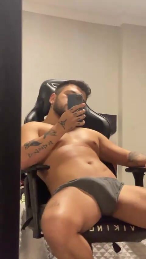 Bulge Throb In Selfie