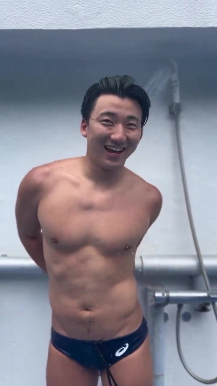 Japanese Water Polo Player Takes A Shower 日本語で