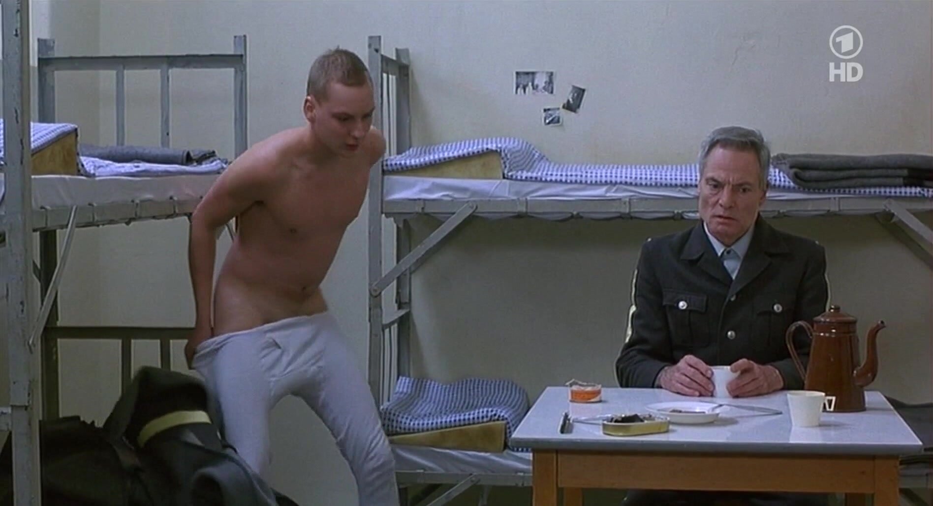 Naked In Prison Cell 中文