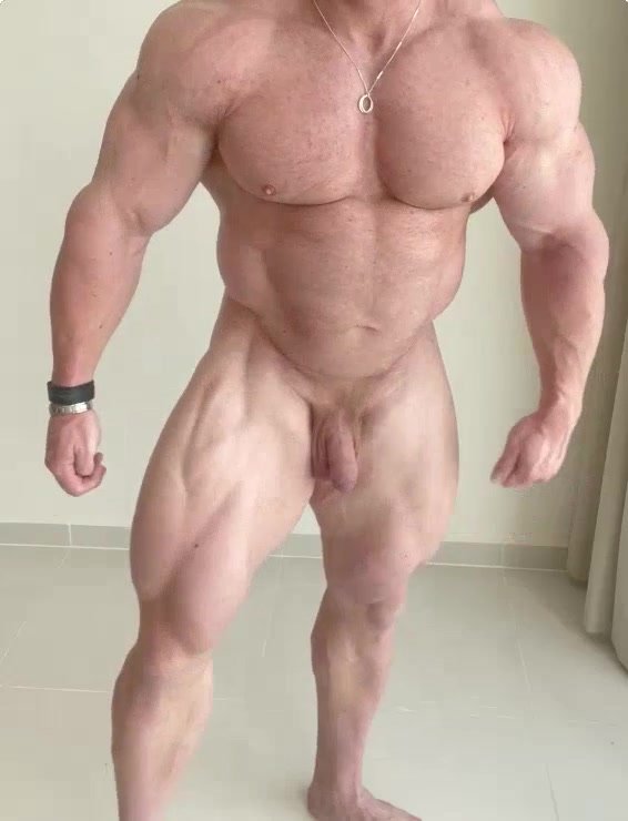 Pro Bodybuilder Naked Posing