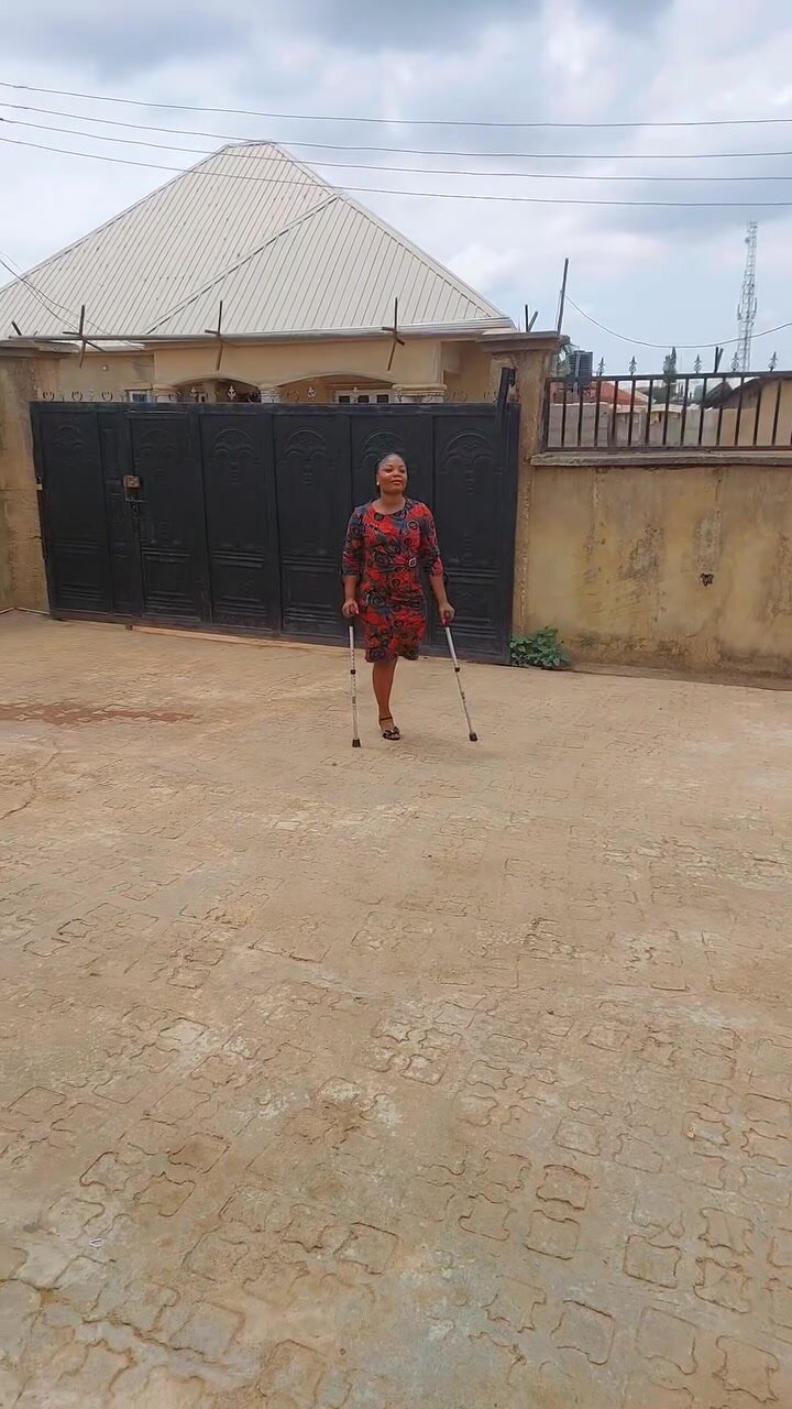 Nice Amputee Girl In Crutches 日本語で
