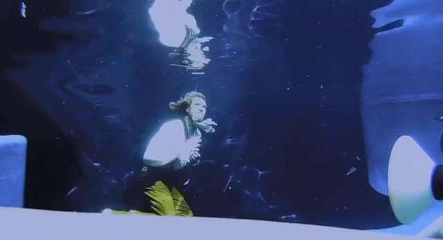 Underwater Barefaced Blond Model