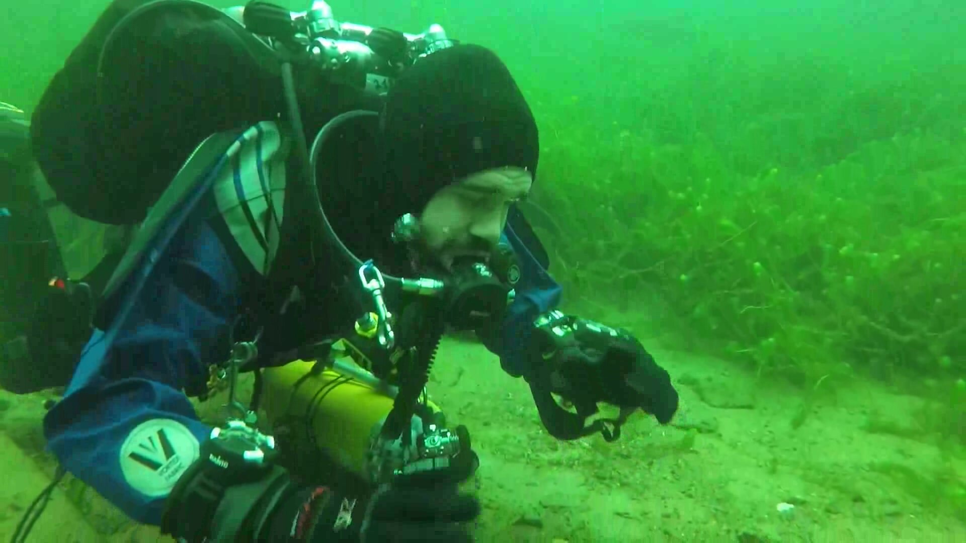 Scubadiver Goes Barefaced Underwater In Cold River