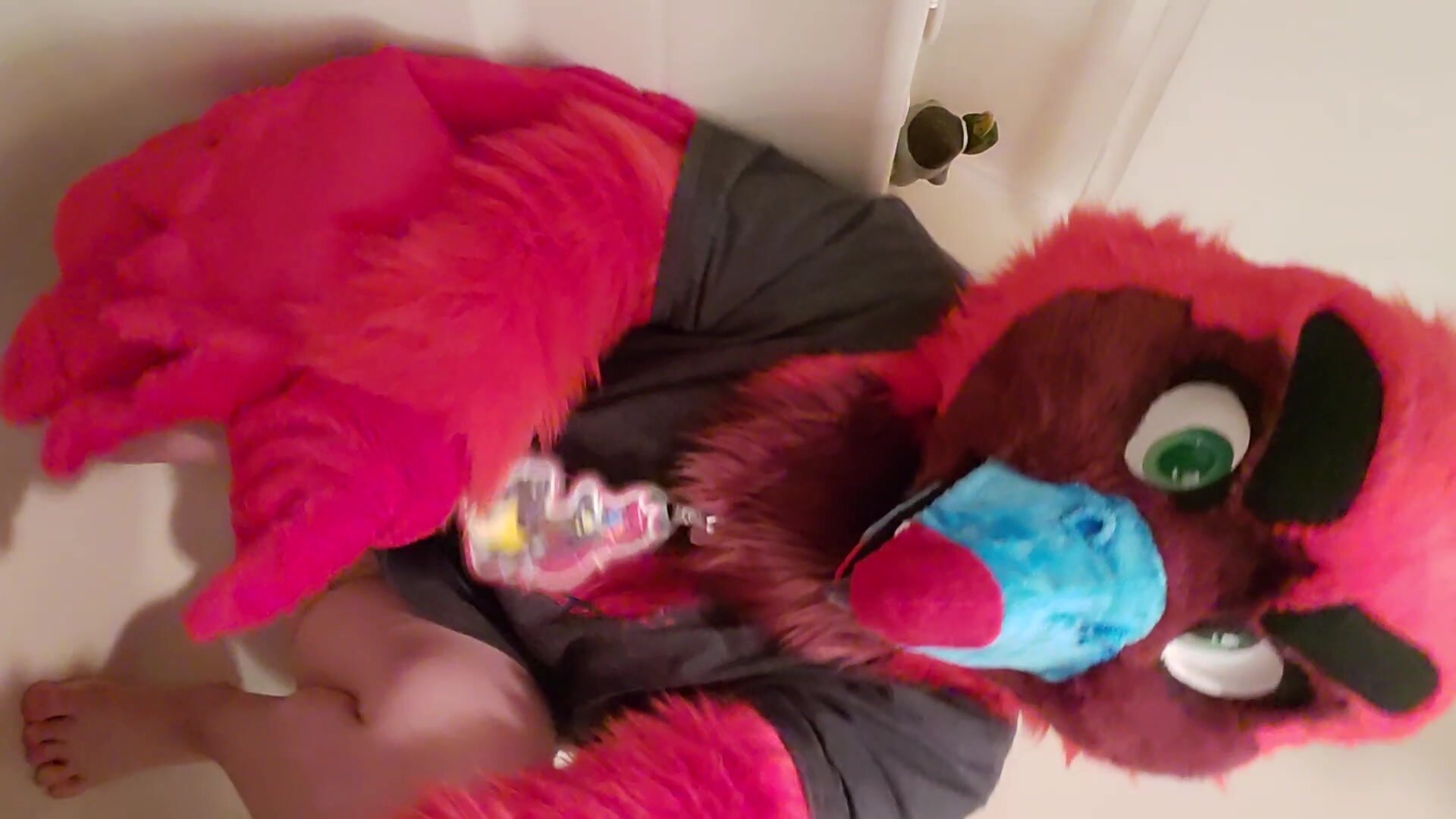 Vincent Fursuit Piss 日本語で