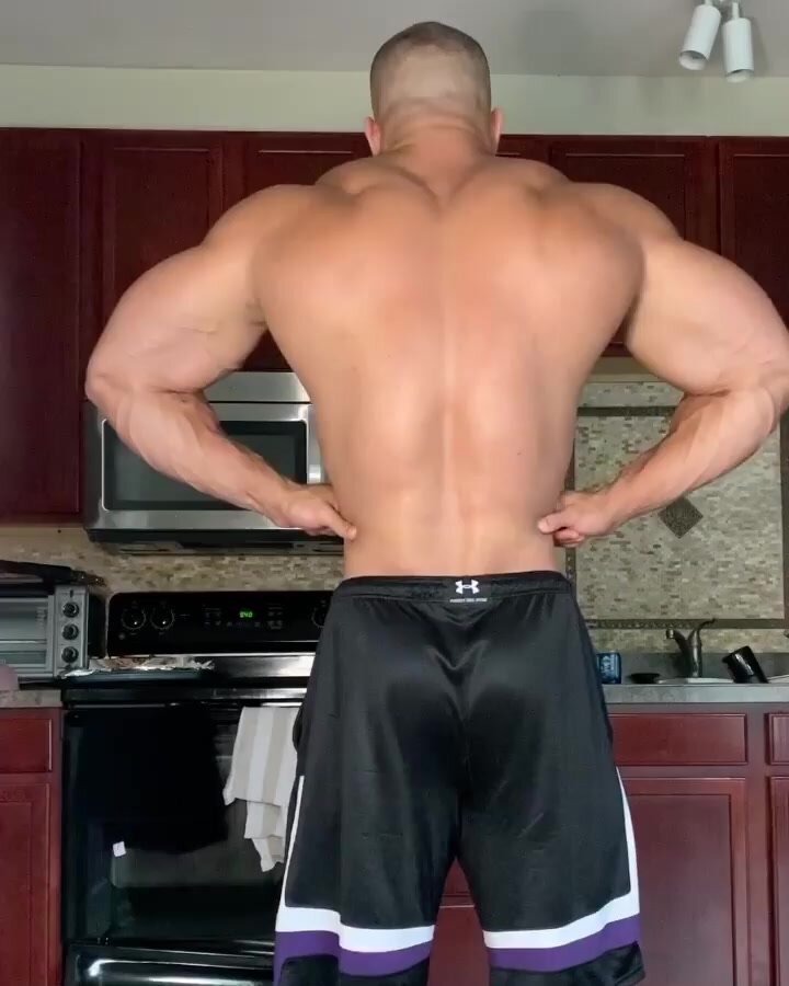 Bodybuilder Lat Spread