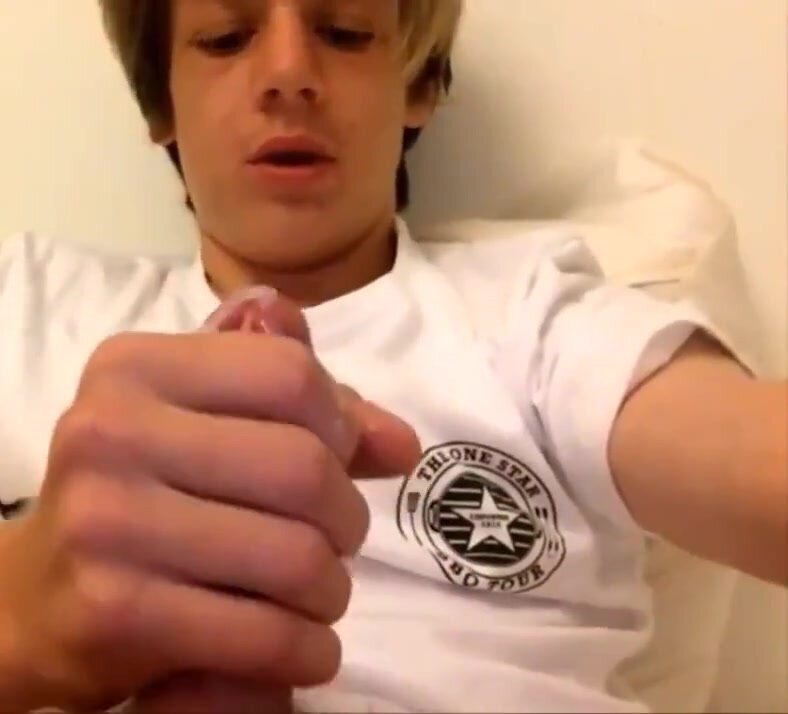 Guy Caught Cumming Video 2 日本語で