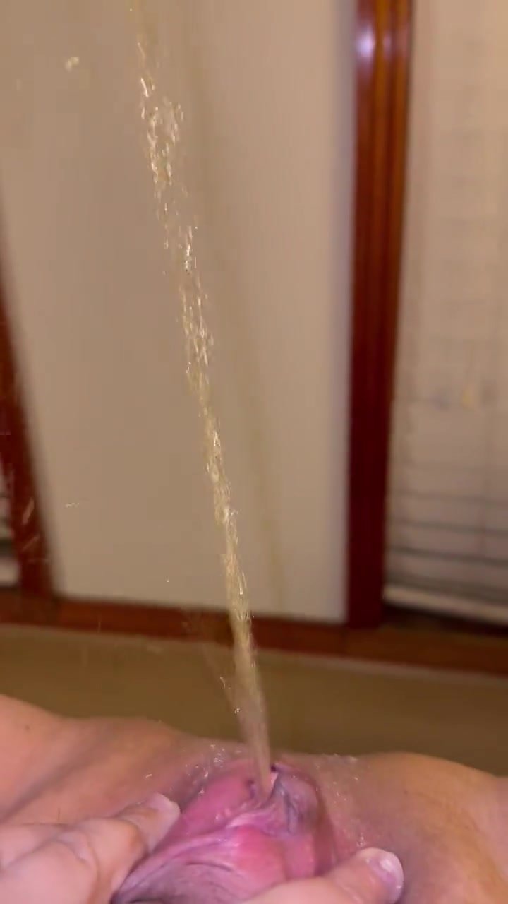 Girl Shows Her Yellow Piss Stream