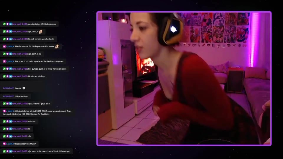 Girl Farts While Streaming