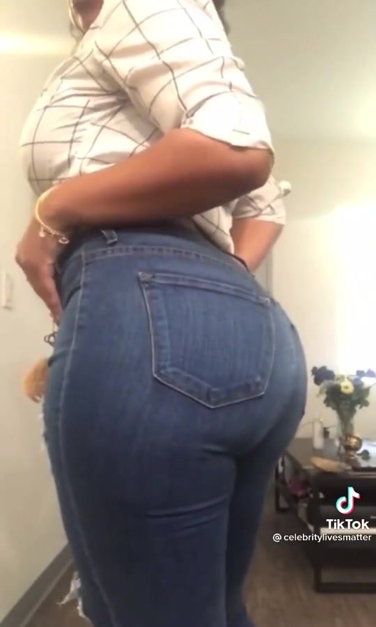 Ebony Gassy Jeans Fart Short Clip