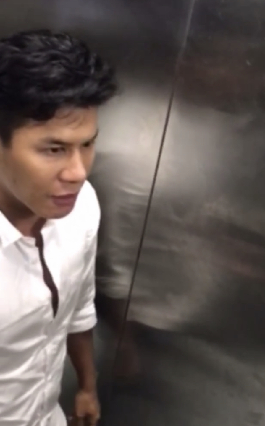 Singapore Handsome Men Blowjob In Toilet Cubicle