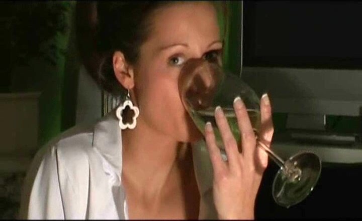 Amateur Drinks Piss