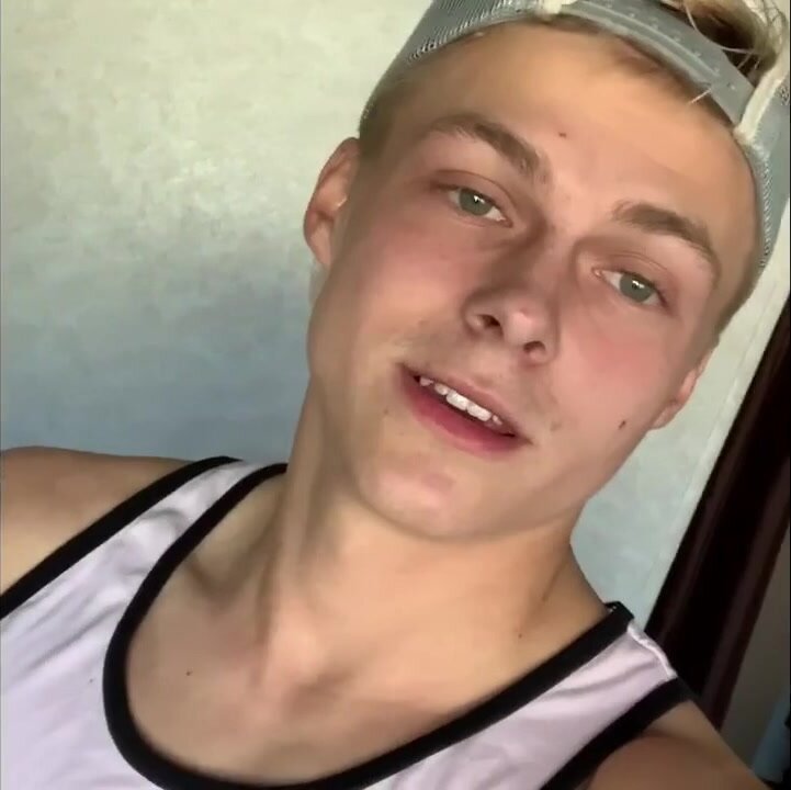 Canadian Jock Cums On His Abs