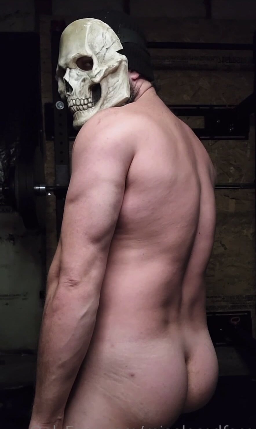 Sexy Muscle Dad Shows Ass