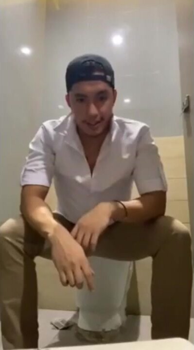Thai Hunk In Toilet